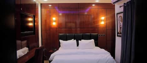 Quarto Deluxe, varanda, Vista para a cidade | Secretária, secretária adequada para computadores portáteis