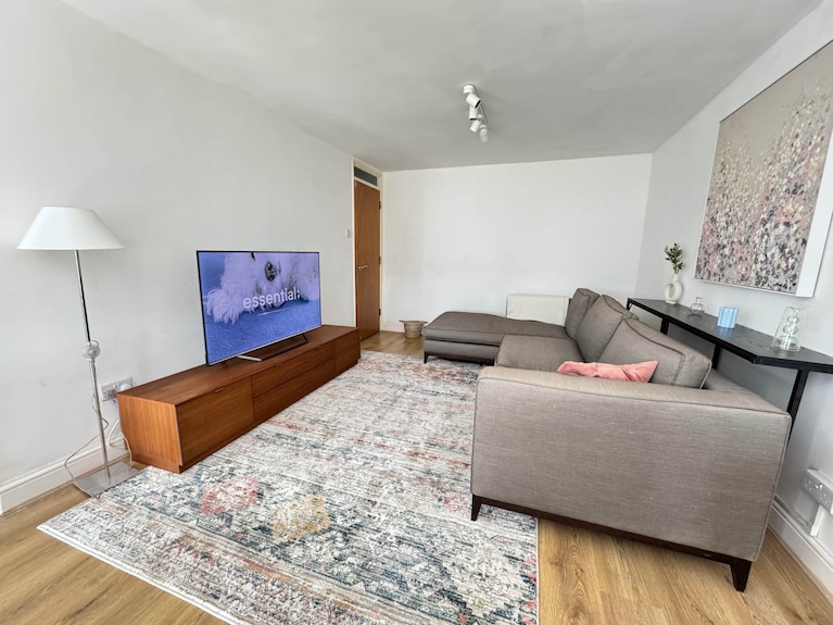 Mid Century Modern Apartment - Greenwich