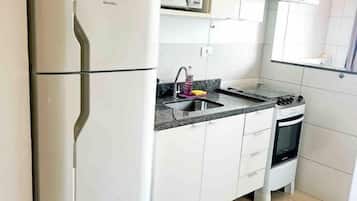 Apartamento Deluxe, varanda, vista para a praia | Cozinha privada