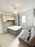 Apartamento luxo, sacada, vista para a praia | 1 quarto, Wi-Fi de cortesia