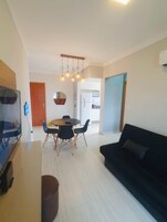 Apartamento luxo, sacada, vista para a praia | Sala de estar | TV