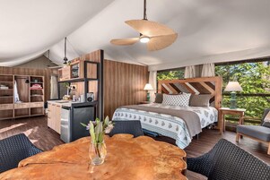 Barraca luxo, vista para a montanha | Roupas de cama premium, espaço de trabalho para notebook