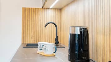Bangalô conforto, vista para o jardim | Cozinha privada | Geladeira, micro-ondas, cooktop, talheres/pratos/utensílios de cozinha