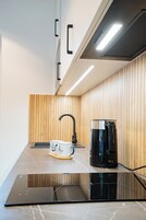 Bungalow Comfort, vista para o jardim | Cozinha privada | Um frigorífico, um micro-ondas, uma placa de cozinha