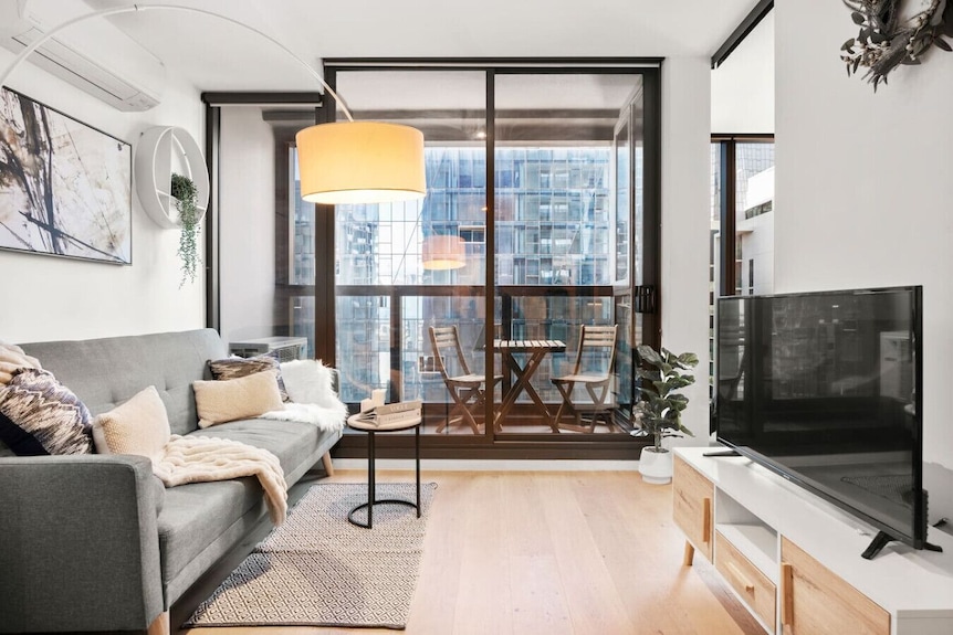 Sky-high Cbd Retreat | 2br Apartment W/ Pool & Gym - ブランズウィック