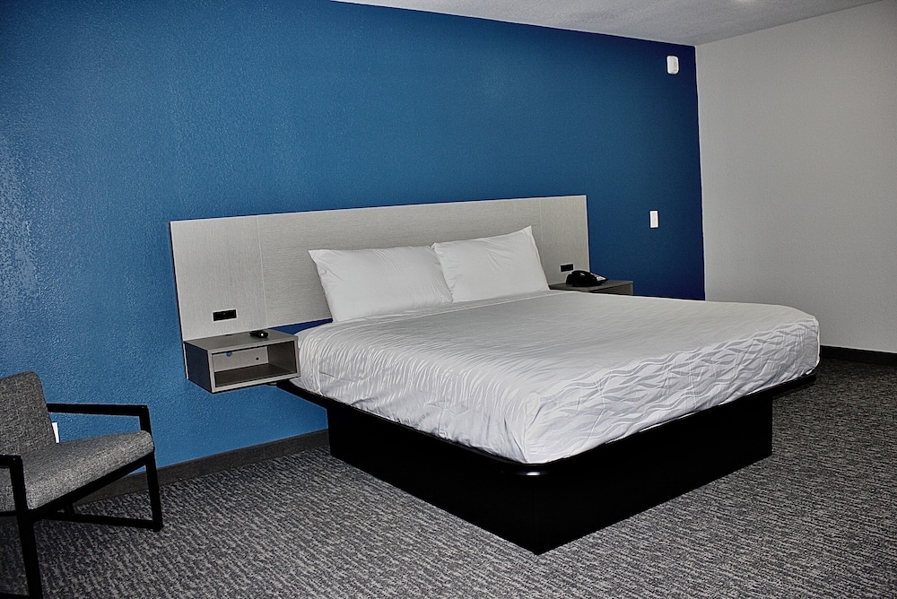 Hummingbird Hotel - Springfield, TN