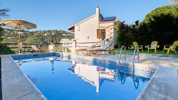 Vila | Piscina | Piscina interna, piscina externa