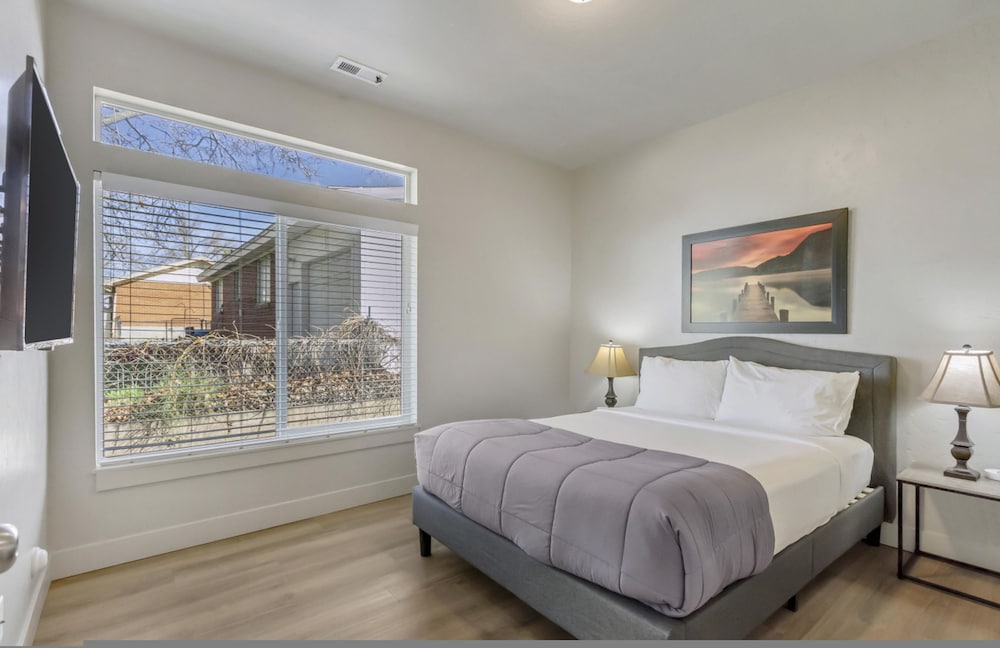 3 Bed 2 Bath King Beds With Smoker Grill - SeaQuest Utah, Layton