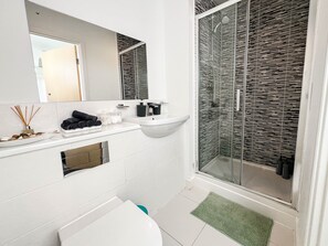 Casa | Casa de banho | Um polibã, uma banheira de imersão total, um secador de cabelo 