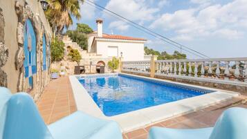 Vila | Piscina | Piscina interna, piscina externa