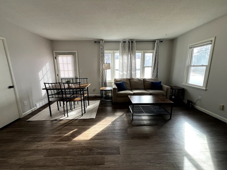 Lower Level 2 Bedroom Duplex - 아이오와시티