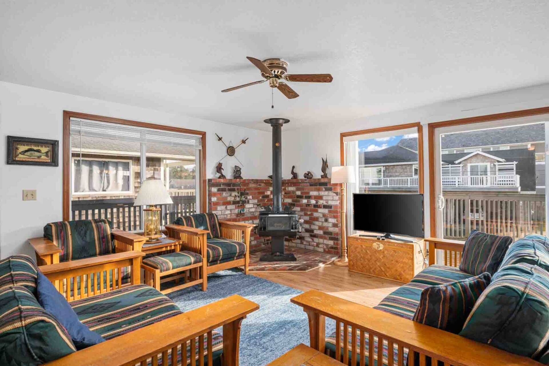 Fantastic Family Beach Cottage W/ Game Room, *Pet Friendly*  Deck And  Bbq  Steps To The Sand! - Cannon Beach, OR