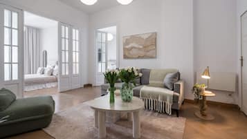 Apartamento superluxo, 3 quartos, sacada, vista para a cidade | Área de estar | Smart TV 43 polegadas com canais digitais, Netflix