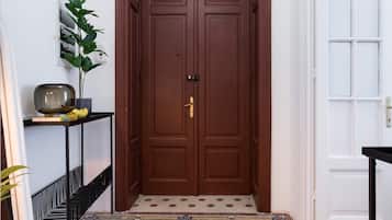 Apartamento superluxo, 3 quartos, sacada, vista para a cidade | Área de estar | Smart TV 43 polegadas com canais digitais, Netflix