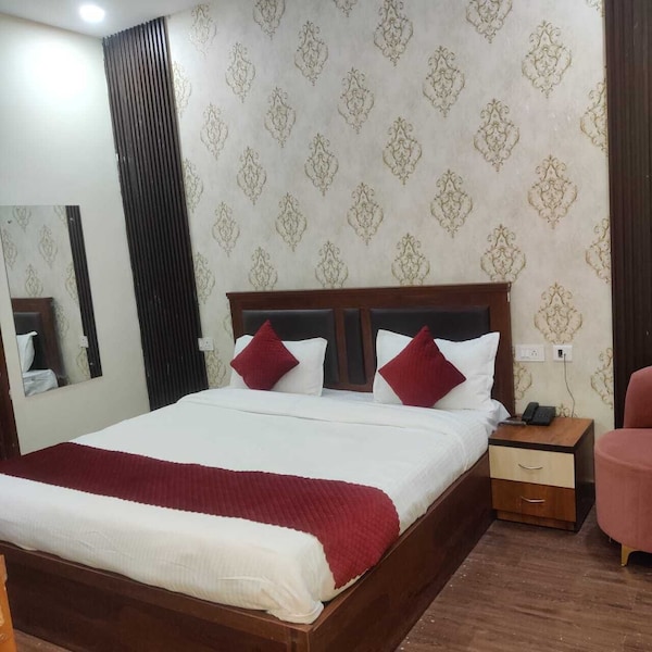 Hotel Aastha Shree Dham - Lucknow