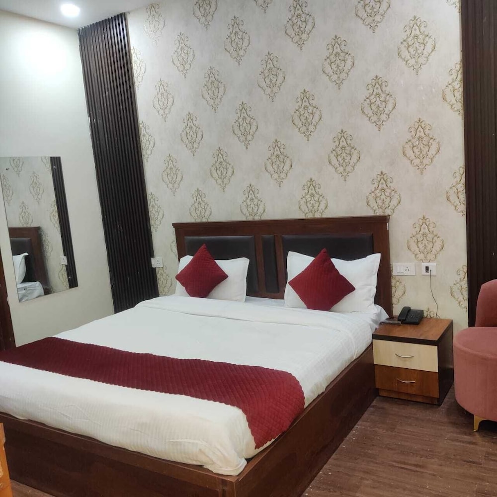 Hotel Aastha Shree Dham - Lucknow