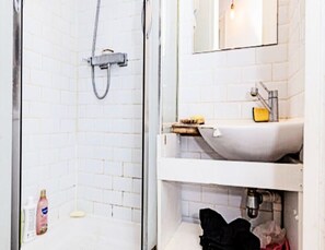 Secador de cabelo, toalhas de banho