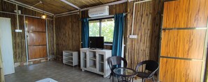 Cabana tradicional | Escrivaninha, espaço de trabalho para notebook, roupa de cama