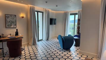 Suite Deluxe, vista para o mar | 1 quarto, roupa de alta qualidade, edredões de penas, minibar
