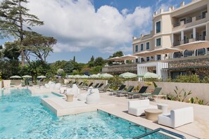 Piscina externa, funciona das 9h às 20h, guarda-sóis, espreguiçadeiras