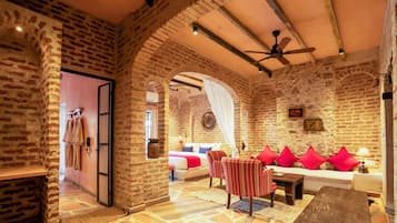 Quarto casal superluxo, vista para a montanha | Banheiro | Banheira e chuveiro separados, secador de cabelo, chinelos