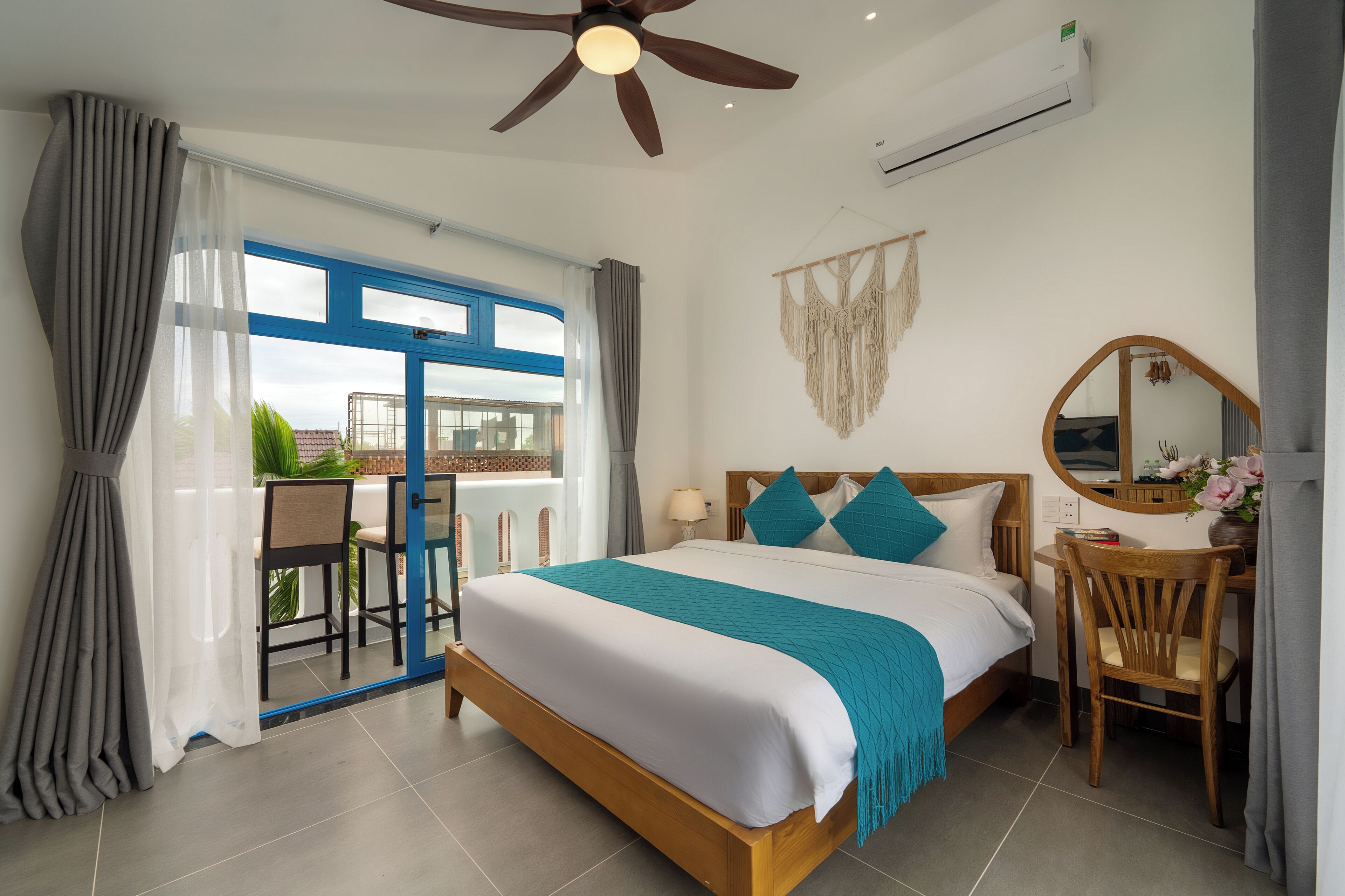 Quarto casal luxo, 1 cama King, vista para a cidade | Frigobar, cofres nos quartos, escrivaninha