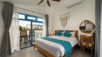 Quarto casal luxo, 1 cama King, vista para a cidade | Frigobar, cofres nos quartos, escrivaninha