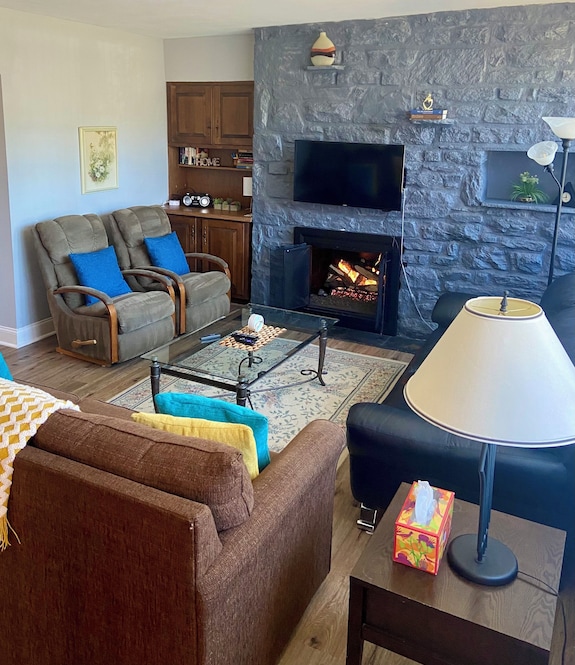 Charming One-level Retreat Near Philly With Private Yard, Kid/pet Friendly - Devon, PA