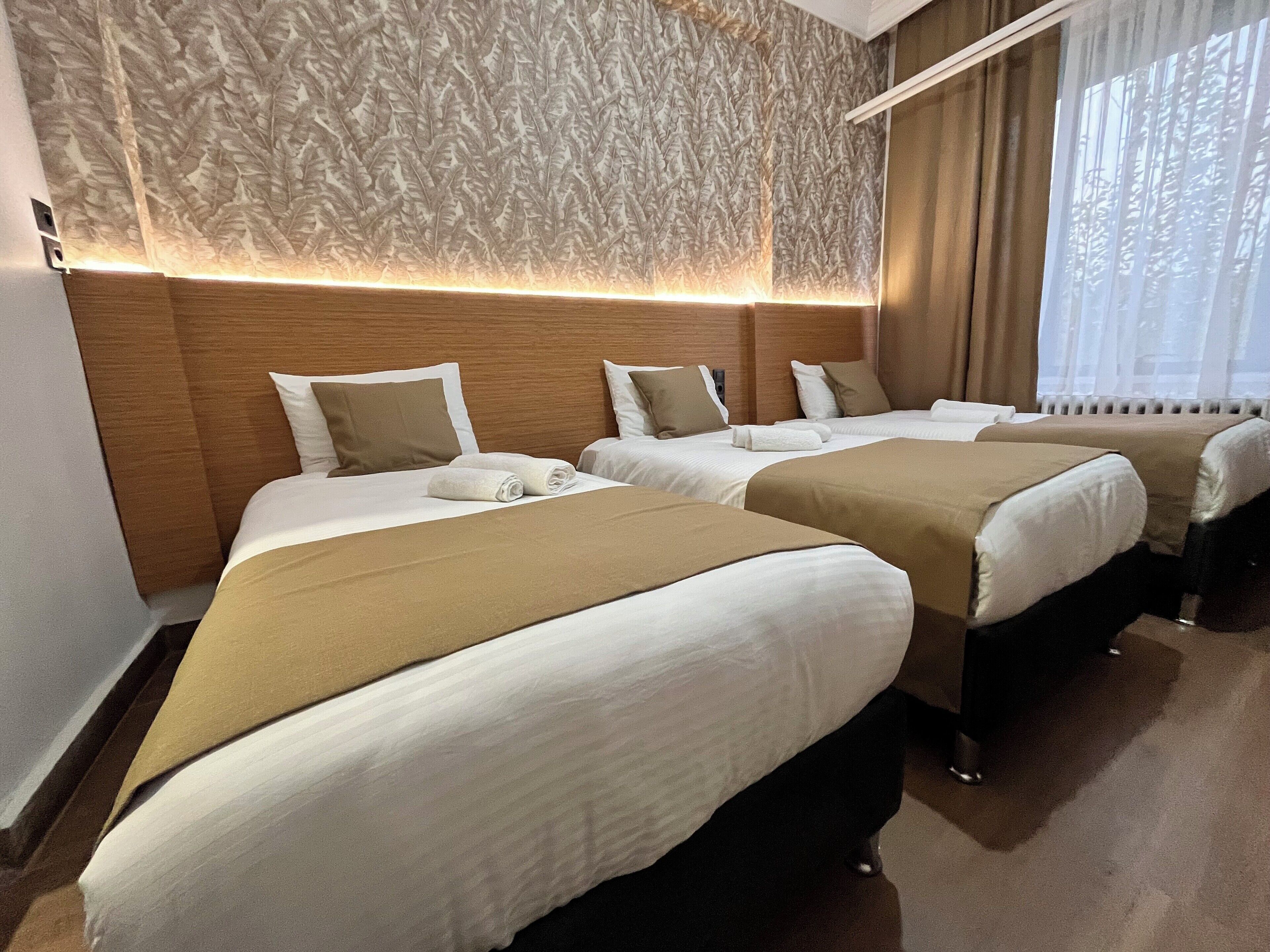 Quarto Triplo Standard, Vista para a cidade | Roupa de alta qualidade, secretária, Wi-fi grátis 