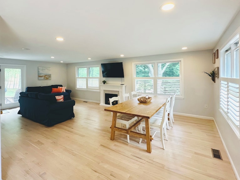 3 Br Retreat 1 Mile From Westerlys Beaches!\n1 King, 4 Queen Beds& Pull Out Sofa - Rhode Island