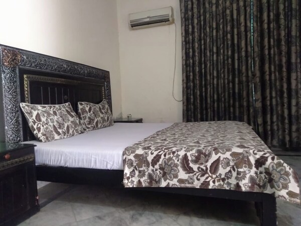 Royal Chalet Family Guest House - Lahore