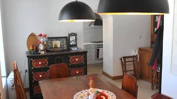 Apartamento Familiar, 3 quartos, vista para a montanha | Refeições no quarto