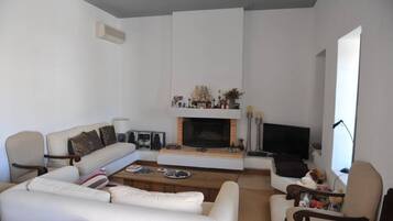 Apartamento Familiar, 3 quartos, vista para a montanha | Sala de estar | Televisor de 40 cm com canais digitais, lareira