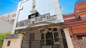 Um edifício moderno com uma placa que diz 'TOWNHOUSE' e 'Serviços da Empresa'.