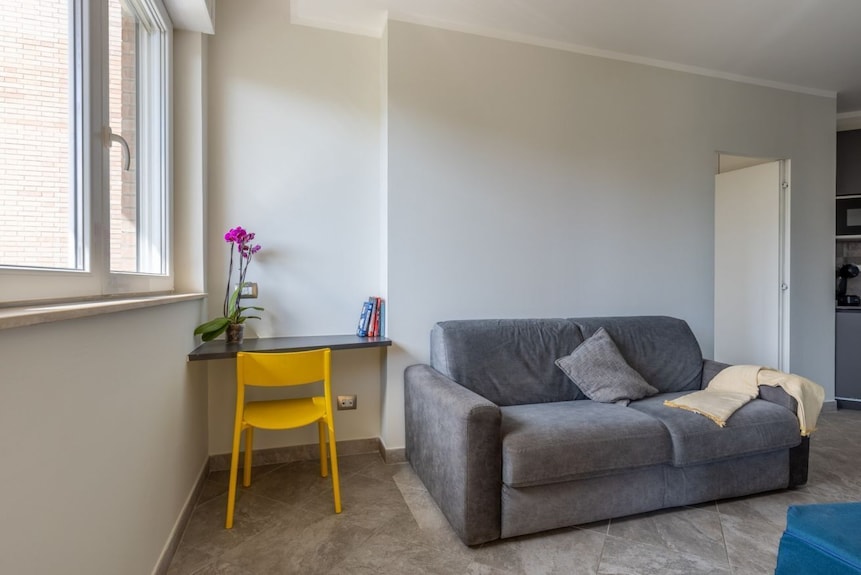 Guesthost - Elegant Apartment Of 70 Sqm, For 4 People, Located On The 1st Floor With Lift Of A Renovated Building, Equipped With Shared Swimming Pool And Private Parking Space.the Property Is Located In Calambrone, Just 400 Mts From The Sea. Near The Acc - Livorno