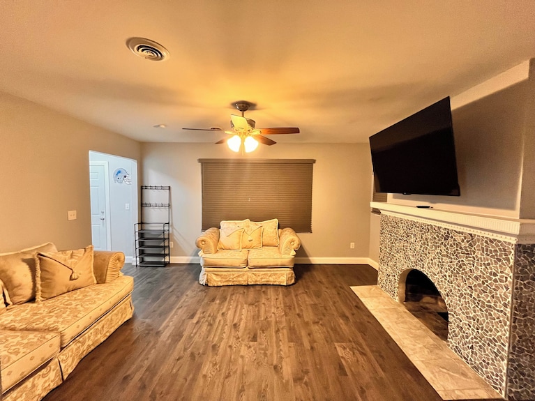 Charming 2-bedroom Upper Duplex In Fabulous Detroit Minutes From Downtown! - Livonia, MI