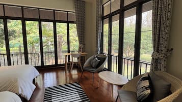 Vila luxo, vista para o jardim | 2 quartos, Wi-Fi de cortesia, roupa de cama