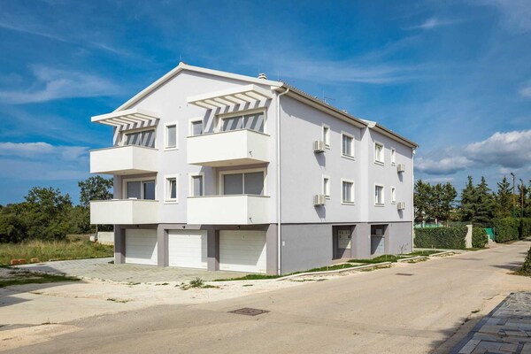 One Bedroom Apartment With Balcony - Pula