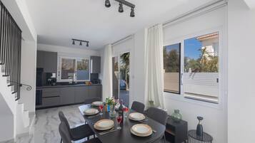 Villa, 2 quartos, piscina privativa, vista para o jardim | Sala de jantar