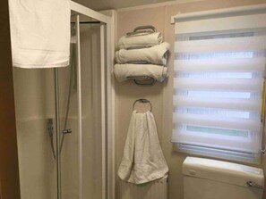 Cabine | Casa de banho | Um polibã, um secador de cabelo, toalhas fornecidas 