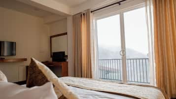 Quarto casal superior, sacada, vista para a montanha | Escrivaninha, espaço de trabalho para notebook