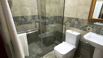 Quarto Duplo Deluxe, varanda | Casa de banho | Um polibã, artigos de higiene pessoal grátis, toalhas fornecidas, sabão