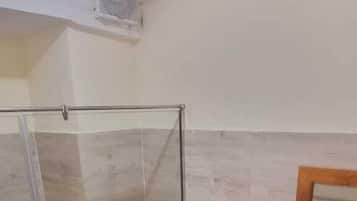 Quarto triplo standard, vista para o pátio | Banheiro | Chuveiro, produtos de toalete grátis, toalhas de banho, sabonete