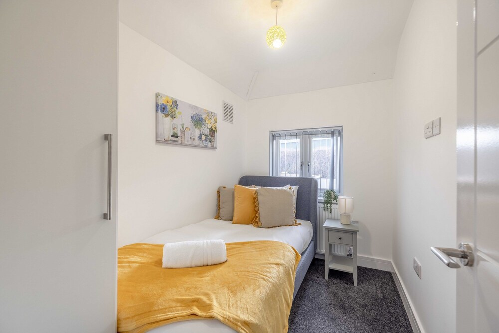 Chic and Comfy 4 Bedroom Stay – Baylis Road - Slough | Vrbo