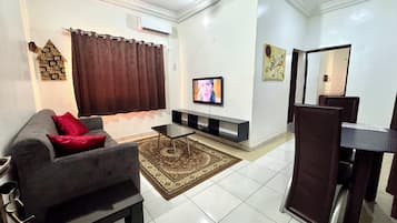 Apartamento, 1 quarto, não fumadores, varanda | Sala de estar | Smart TV de 43 polegadas com canais digitais, serviços de streaming