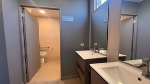 Apartamento | Casa de banho | Um secador de cabelo, toalhas fornecidas, papel higiénico 