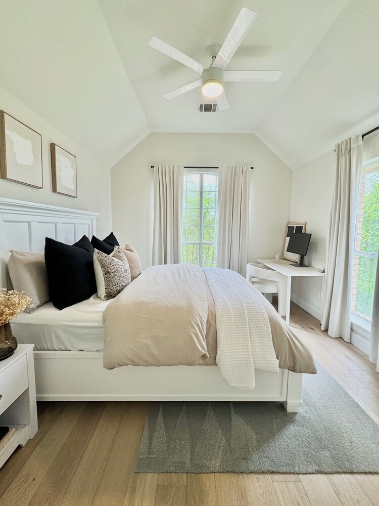 Spacious 5 Bedroom near Lake Austin & Travis with Pool, Hot Tub, Putt ...