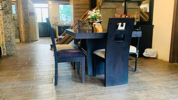 Quarto Duplo ou Twin Deluxe, vista para a montanha | Refeições no quarto