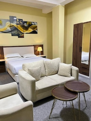 Suite-Estúdio de Luxo, Vista para a cidade | Cofre no quarto, cortinas/cortinados opacos, ferro/tábua de engomar