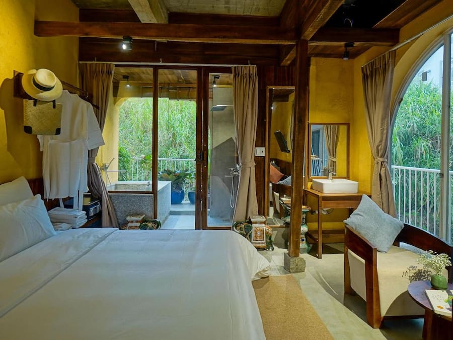 Quarto casal superior, sacada, vista para o pátio | Cofres nos quartos, escrivaninha, espaço de trabalho para notebook